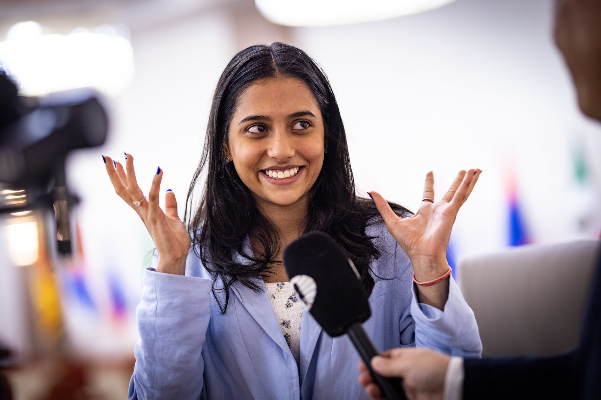 Women's World Cup SF: Divya knocks out Tan, qualifies to Candidates ...