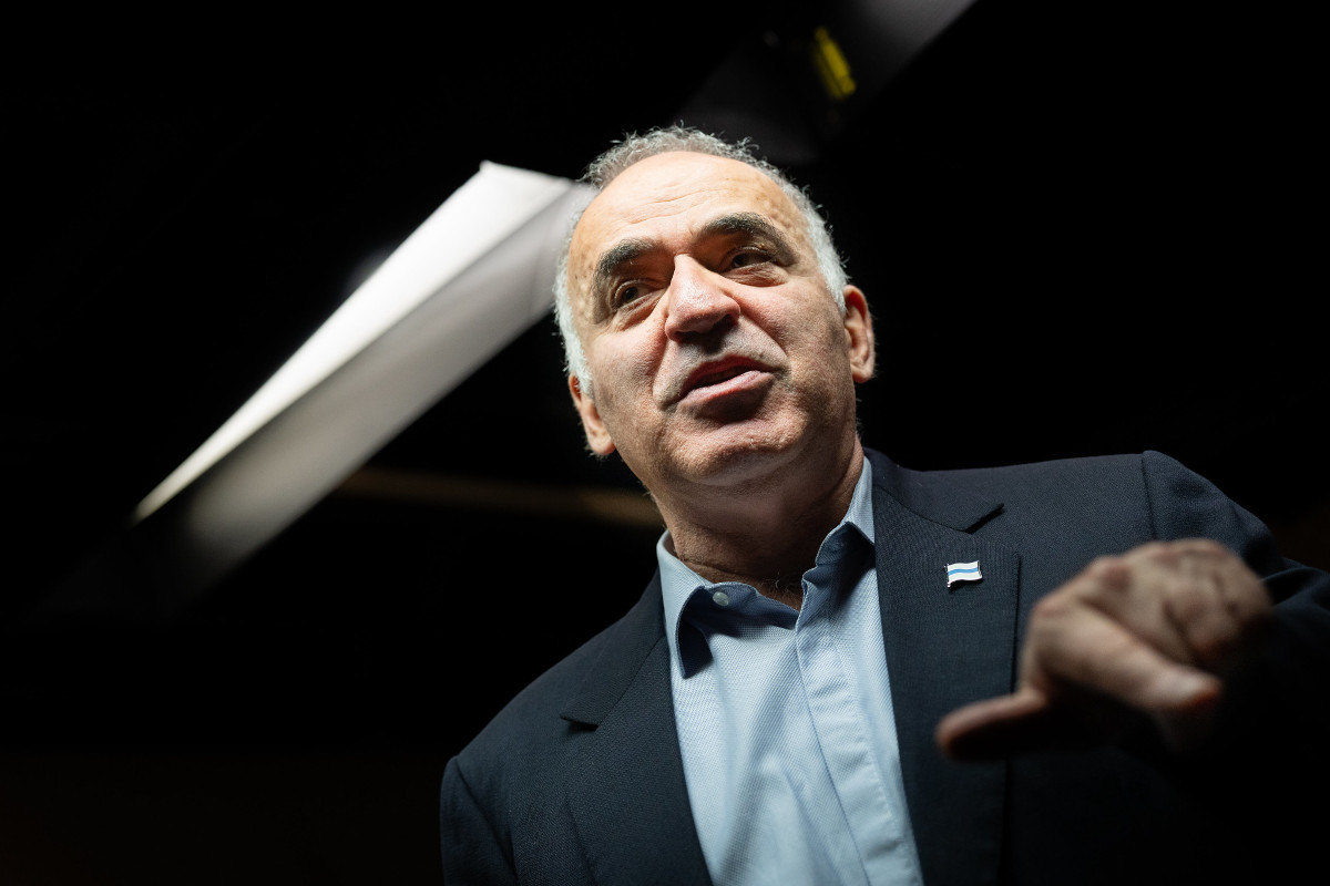 Clutch Chess: Kasparov gets lucky break, leads Anand by five points | ChessBase