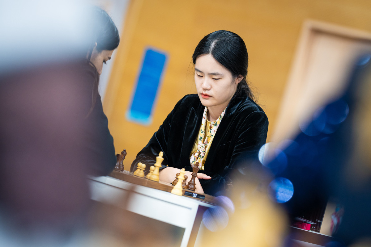 World Rapid: Carlsen and Gukesh among co-leaders in the open, Zhu with ...